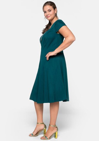 Žalia SHEEGO Kokteilinė suknelė | ABOUT YOU