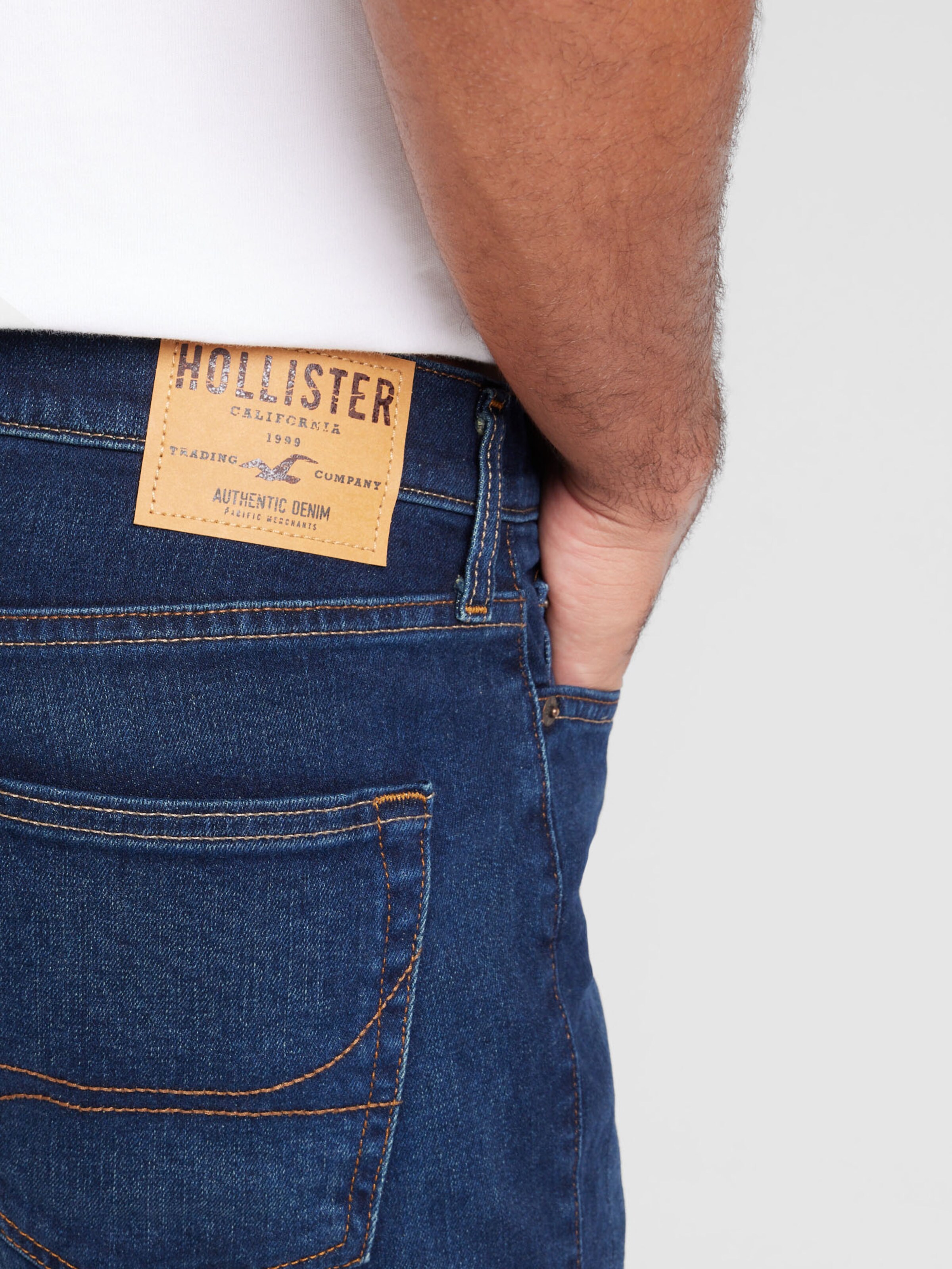 HOLLISTER Regular Jeans EMEA in Navy ABOUT YOU