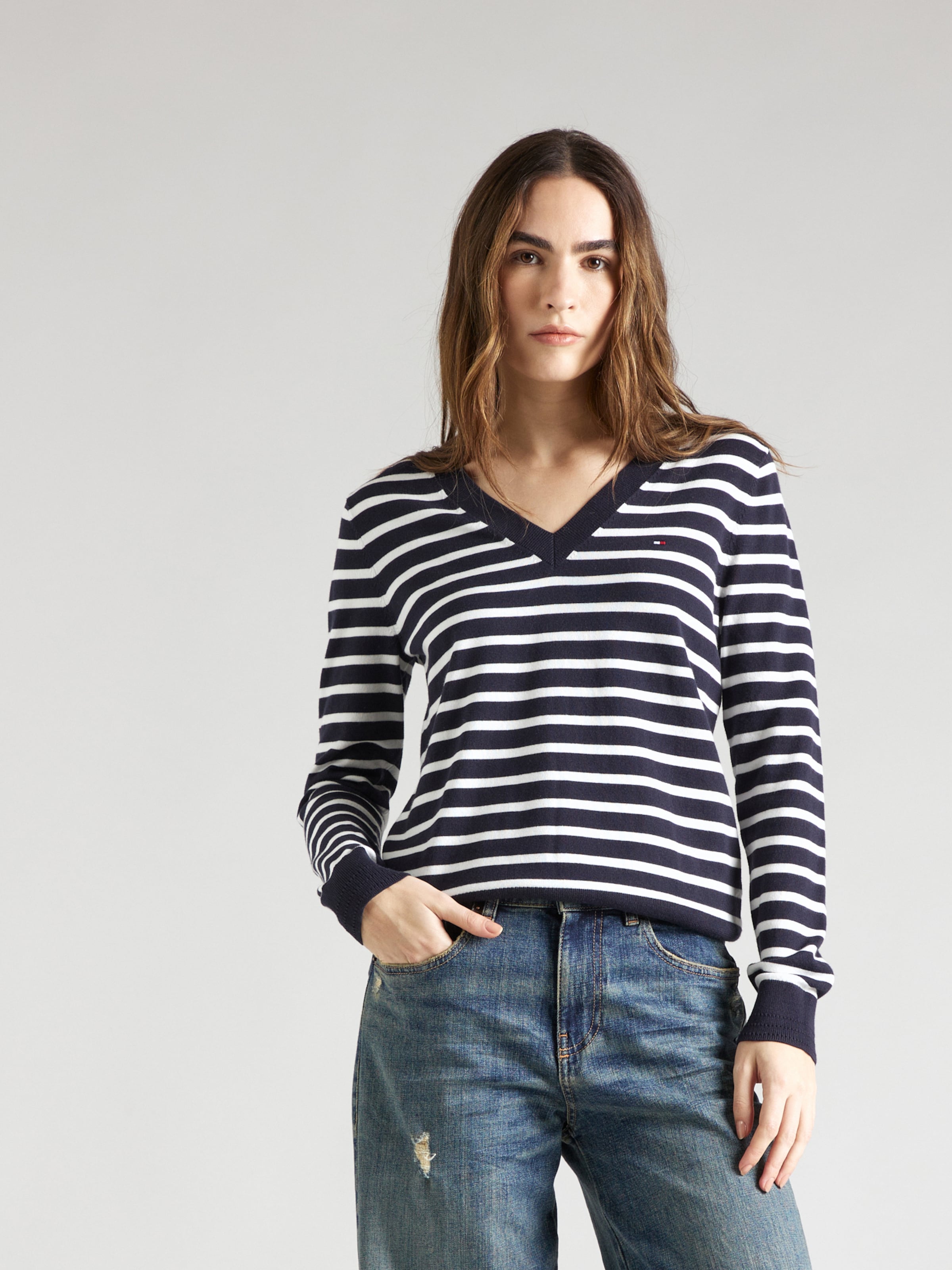 Tommy hilfiger black and white sweater store