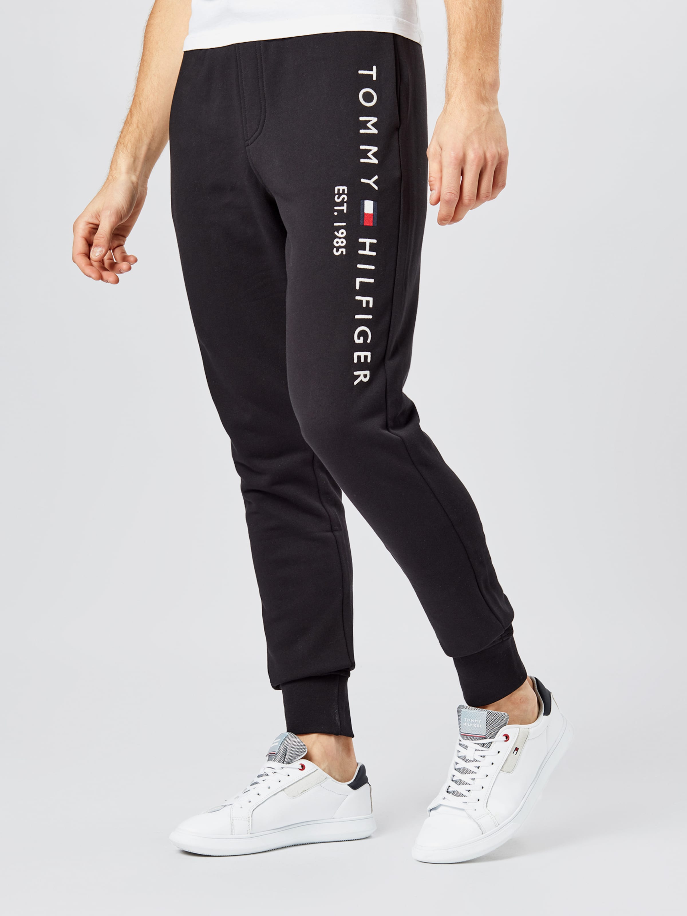 TOMMY HILFIGER Tapered Hose in Schwarz ABOUT YOU